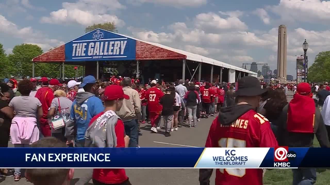 NFL Draft Experience opens earlier due to large crowd - YouTube
