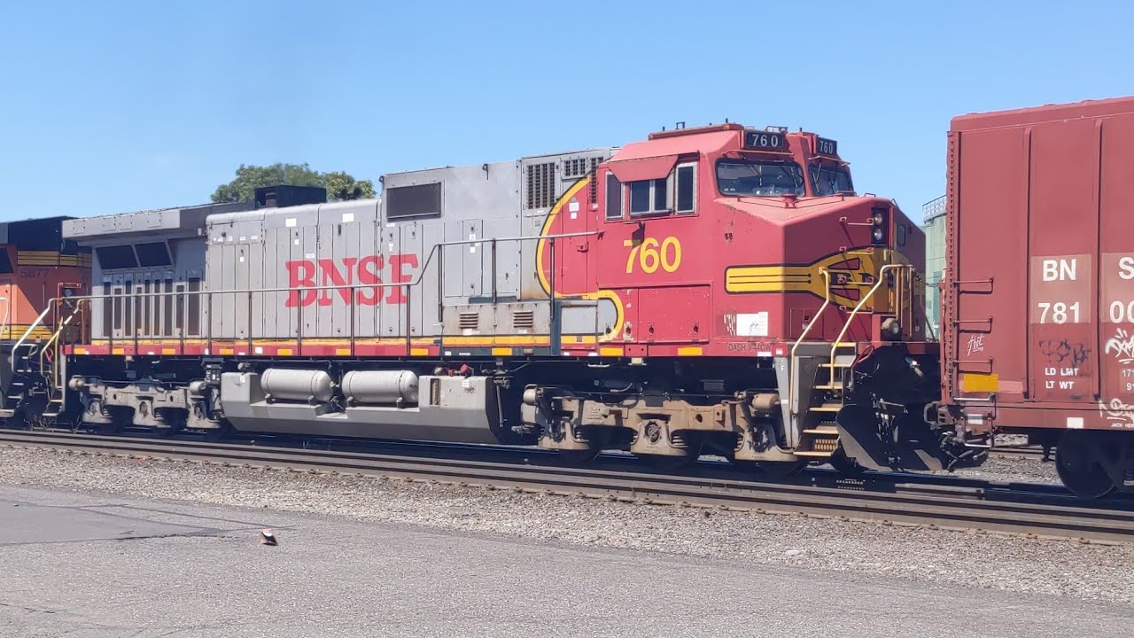 BNSF fakebonnet 760 and Ferromex 4020. Railfanning Vancouver WA. - YouTube