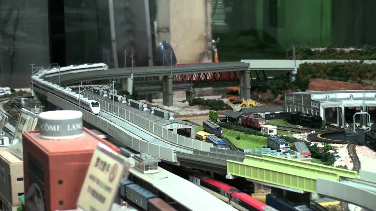 太魯閣號・佳鈺模型店にて Taroko Express in Jiayu model shop - YouTube