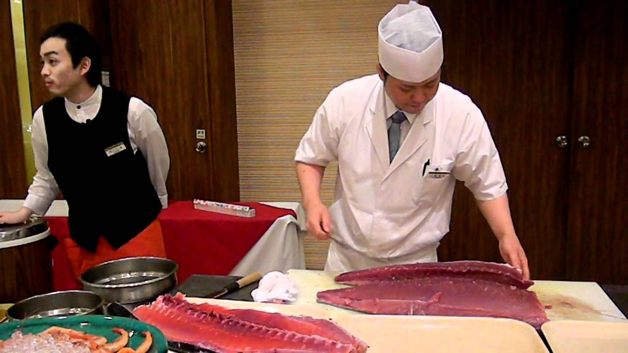 A whole tuna preparation show 金枪鱼解体表演 pt 1 - YouTube