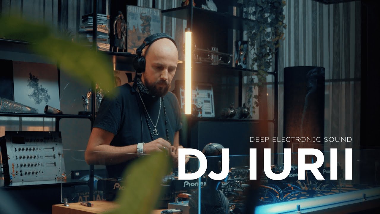 Deep electronic sound from IURII | UMAKER - YouTube
