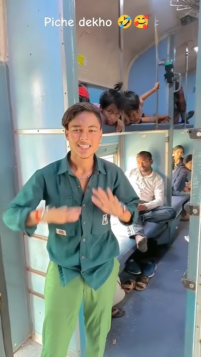 Mast Public Reaction In Railway 🤣🤣🥰🥰 Shortsfeed Dance Bhojpuri