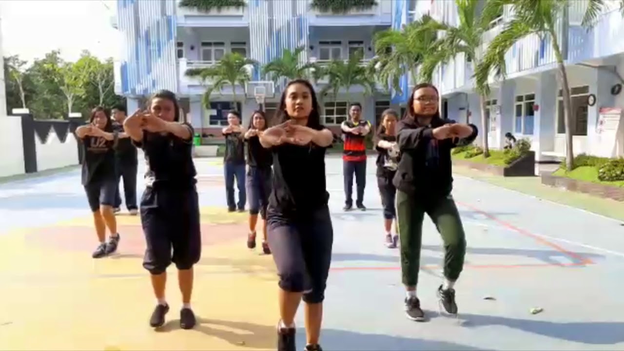 Senam Kreasi smak karitas 3 surabaya kelompok regita 11 ipa - YouTube