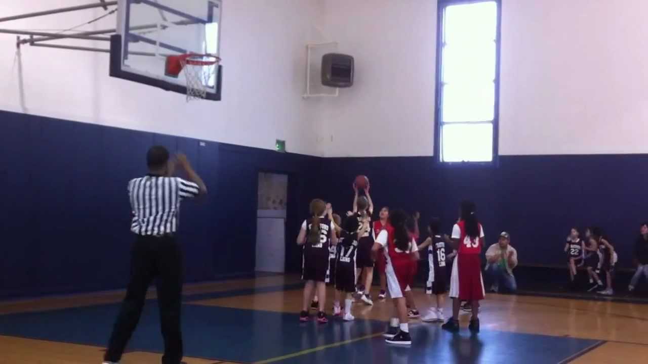 Stephanie playing basketball / Stephanie jugando basketball - YouTube