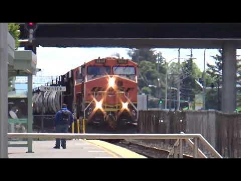 (Northbound) BNSF 5808 Mixed Freight Train departs the Auburn Station. - YouTube