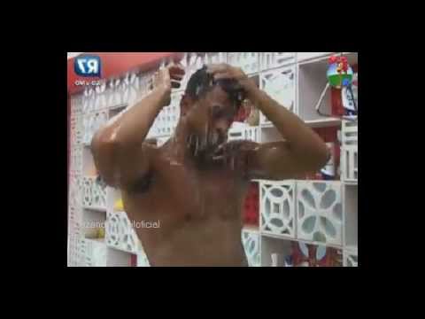 Gustavo tomando banho na fazenda 5