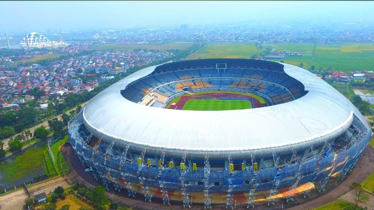 Stadion GBLA Dikunjungi Tim FIFA II Lapangan Rumput Cantik Rapi - YouTube