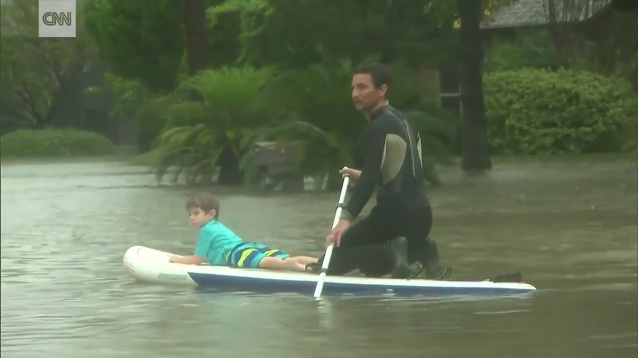 Citizens Rush To Rescue Strangers Trapped By Flooding - YouTube