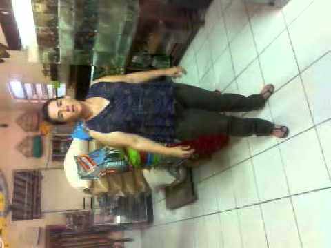 Perla dançando, mais no final acaba com uma queda...kkkkk