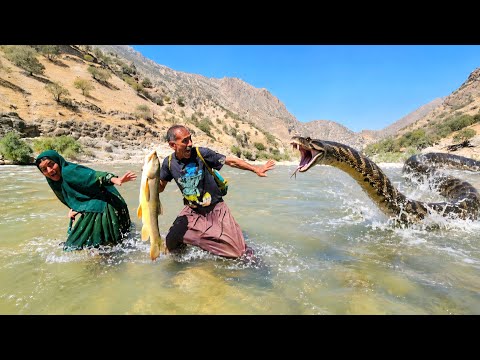 🌊🎣The strange event of the first giant fish caught by Tuba in the roaring river