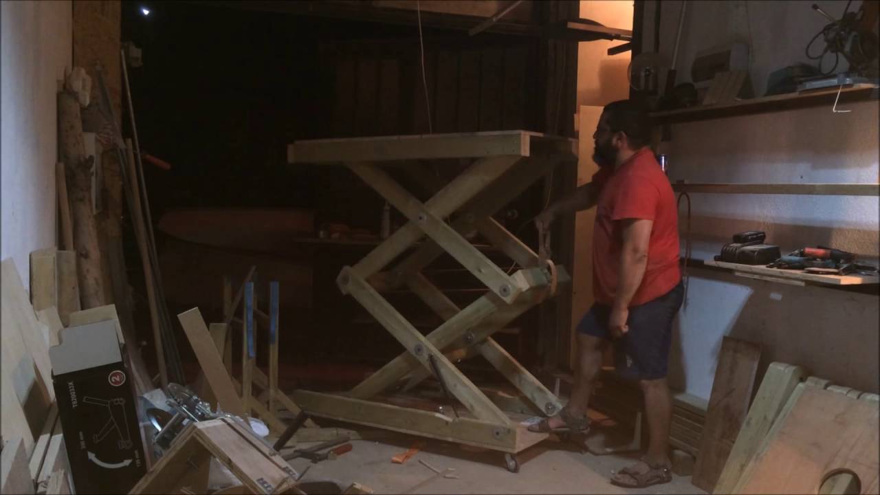 homemade wooden scissor lift working with ratchet strap - YouTube