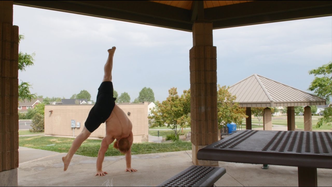 Handstand straddle flag - YouTube