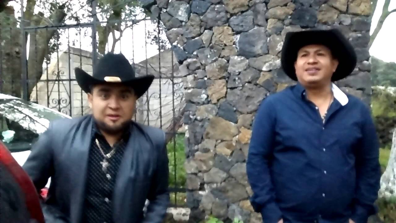 Cantando con el Compa Chelelo paz - YouTube