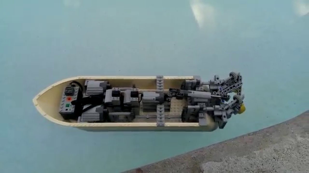 Technical LEGO: Lena, a twin-screw powerboat with steered inboard ...