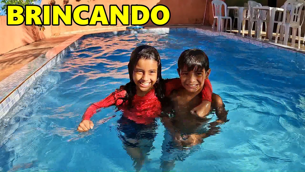 SUPER BRINCADEIRA NA PISCINA- SUPER JOKE IN THE POOL - YouTube