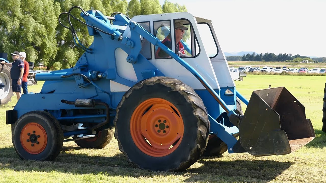 Vintage Fordson Major Loader in Edendale - YouTube