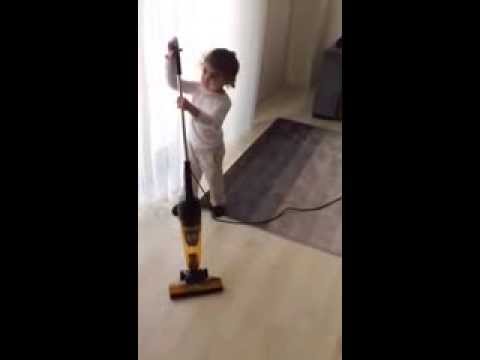 Zeynep temizlik yapıyor