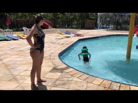 Franguito na piscina