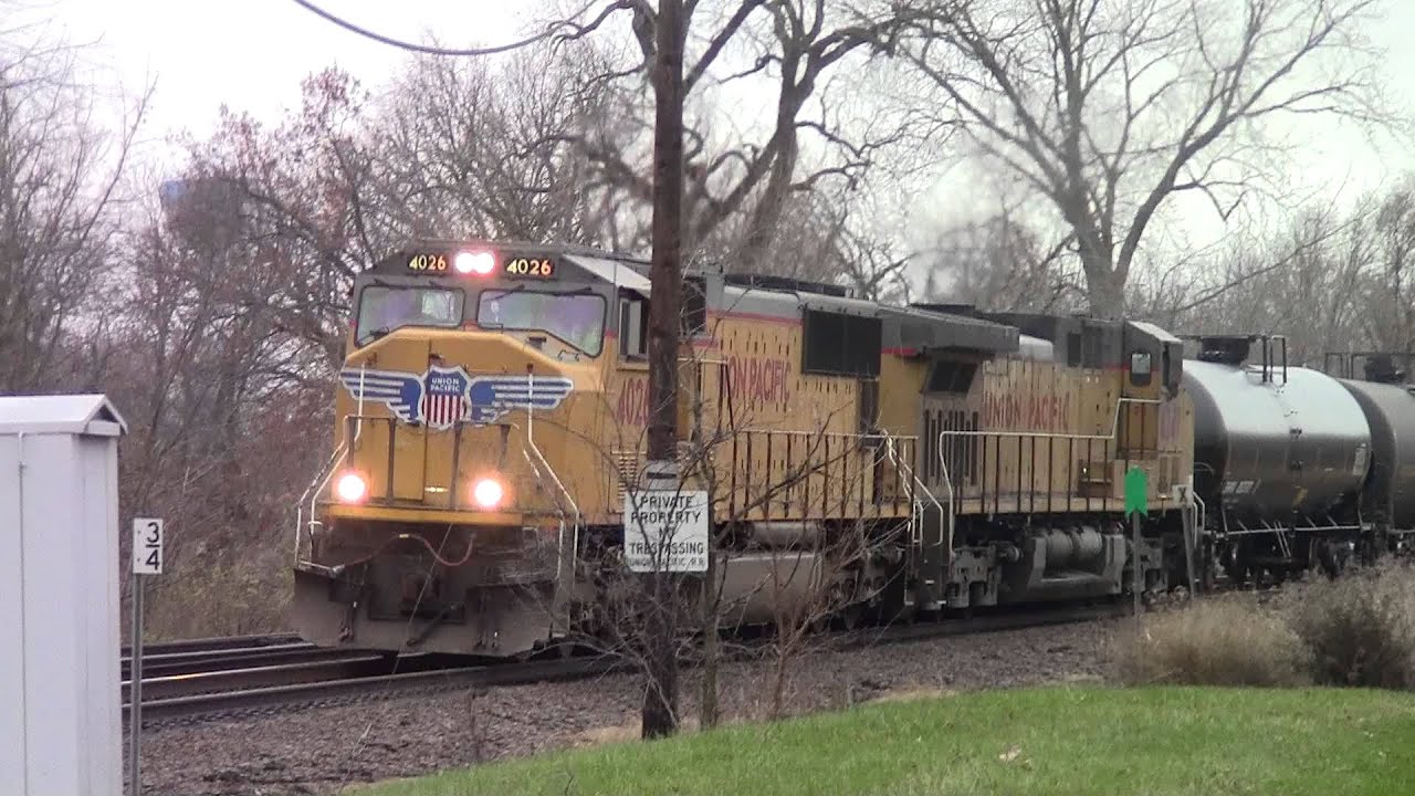 Awesome K3LA hornshow from a UP SD70M! - YouTube