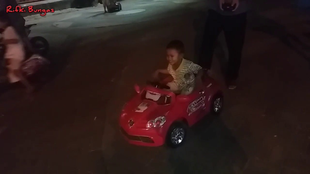 naik mobil mainan - YouTube