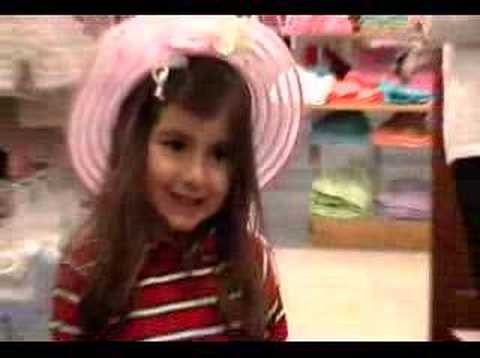 Nina tomando banho de loja
