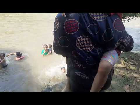 mudik lebaŕan ,mandi di kali belakang rumah nenek abah