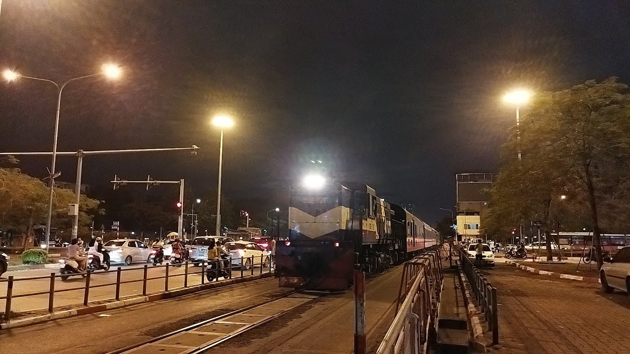 (28/4/2023)D13E-722 kéo tàu khách rỗng H7304 kép D19E-926 qua chắn Kim ...