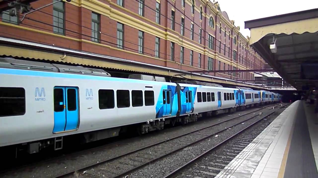 Metro Trains Melbourne - Hurstbridge train arriving at Flinders Street ...