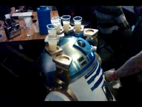 R2-D2 sert l'apero a FACTS 2009 - YouTube