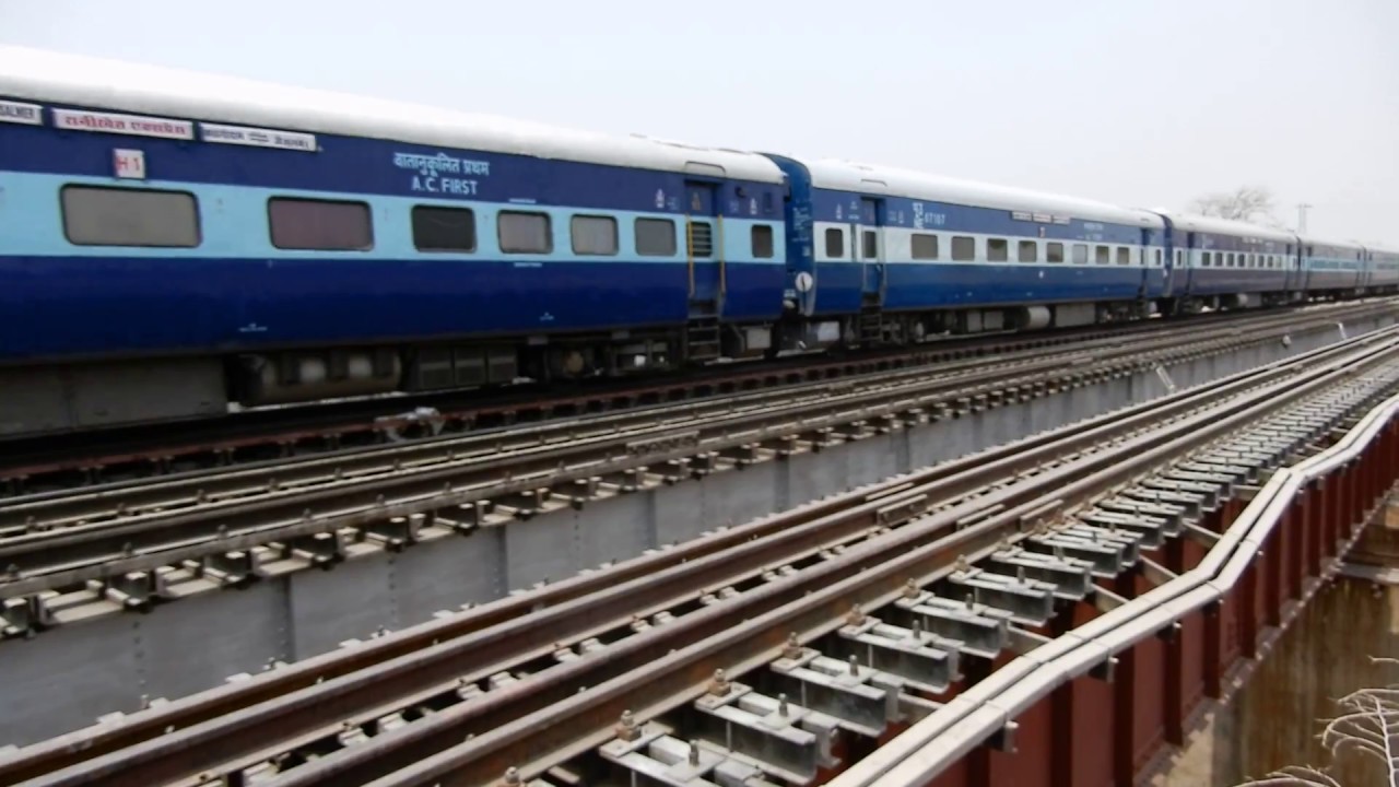 RANIKHET EXPRESS XING WITH FREIGHT TRAIN AT JAIPUR - YouTube