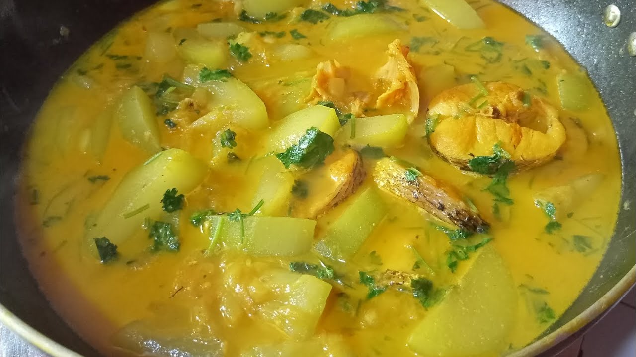 লাউ দিয়ে শোল মাছ। Bottle Gourd with shol fish। Lau diye shol mach ...