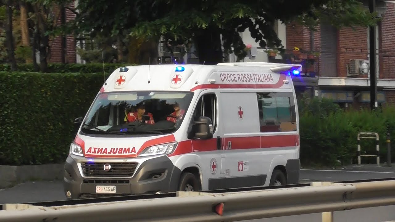 1022 - Ambulanza CRI Brescia in emergenza - YouTube