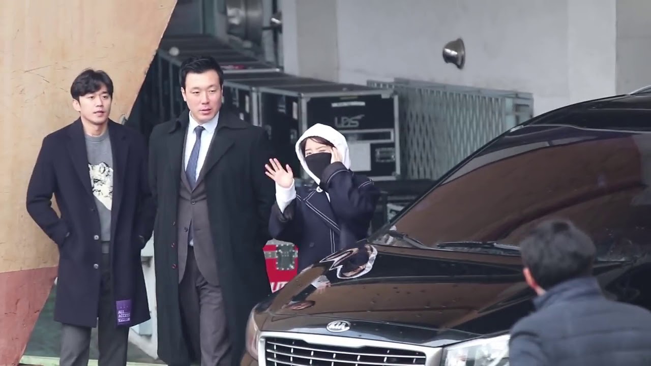 IU and her bodyguard cute moment - YouTube