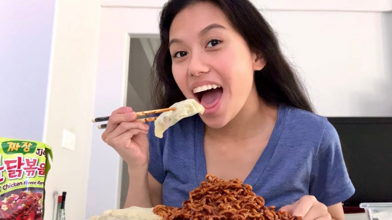 Spicy Black Bean Noodles and Thai Vegetable Dumplings || MUKBANG EATING ...