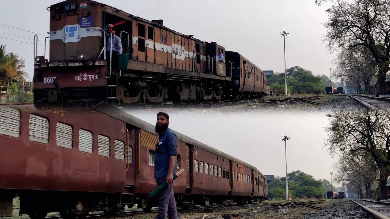 महू मीटर गेज रेल बंद होने के एक दिन पहले यार्ड से निकल कर स्टेशन ...