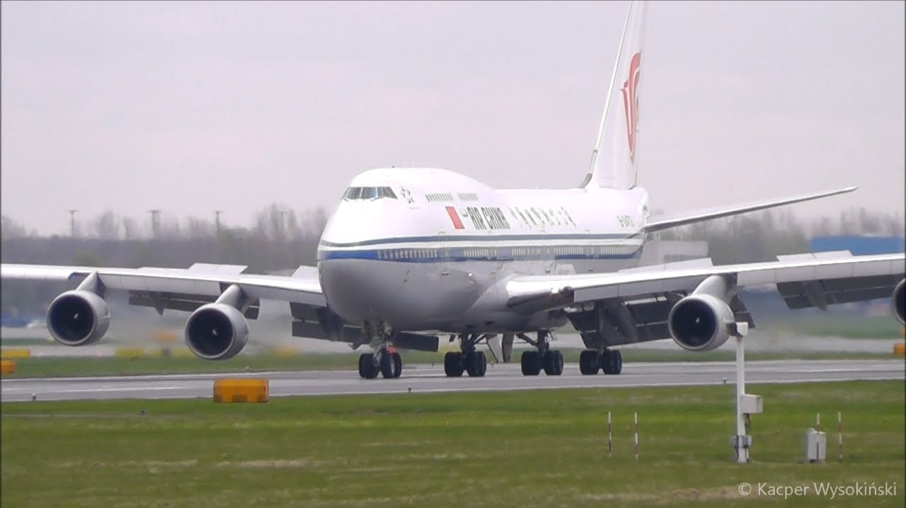 Air China Boeing 747, Jumbo Jet landing in Warsaw - YouTube