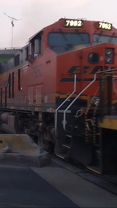 Tren de KCSM, KCSM/BNSF/ES44AC/ES44C4/GP38-2/7753/7952/2085 Mexico-Xicotencalt con un buen K5HL ...