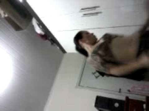 deia tentando dancar funk