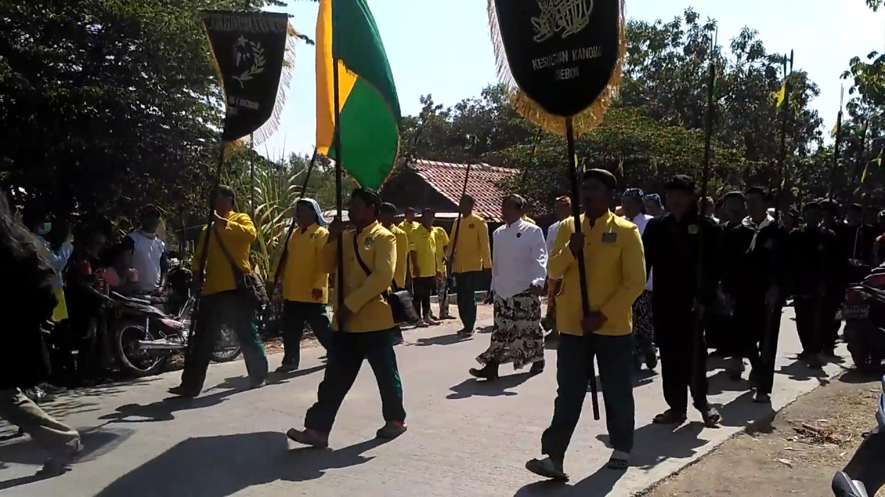 Iringan Sultan Kanoman Cirebon Unjungan Kedokan Bunder - YouTube