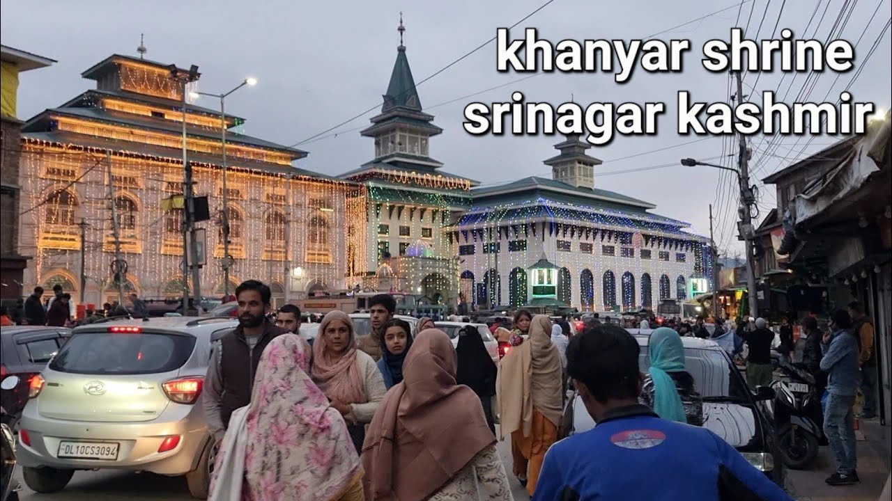 kashmir shrine khanyar dastgeer sahib / street view / muslim prayers ...