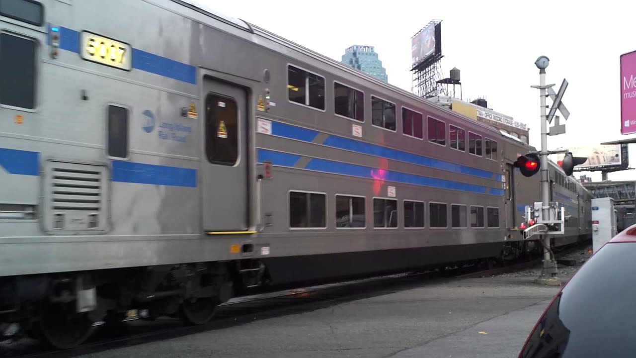 MTA LIRR C3 Cars & DE30AC Locomotive At Borden Av - YouTube