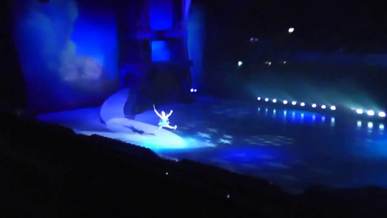 Disney on ice. Tinkerbell falls. - YouTube