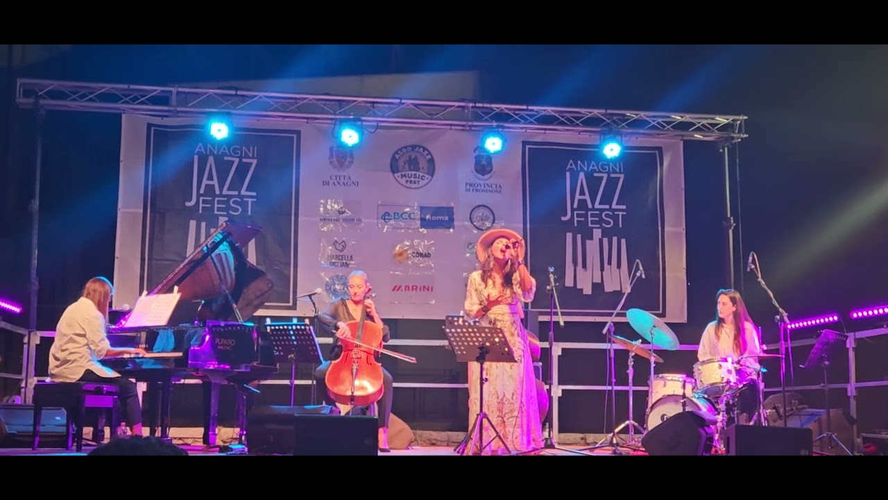 all woman band 3d Letizia Gambi - YouTube