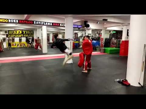 kick boks antrenman komik video agzina vuruyor:)))