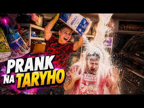 TARY DOSTAL MOUKOU PŘÍMO NA HLAVU! 😱 *ŠÍLENÝ PRANK*
