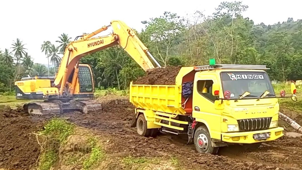 mobil dam truk jomplang di bantu exkafator - YouTube