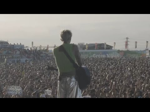 MGK Sings In Fluent Spanish - YouTube