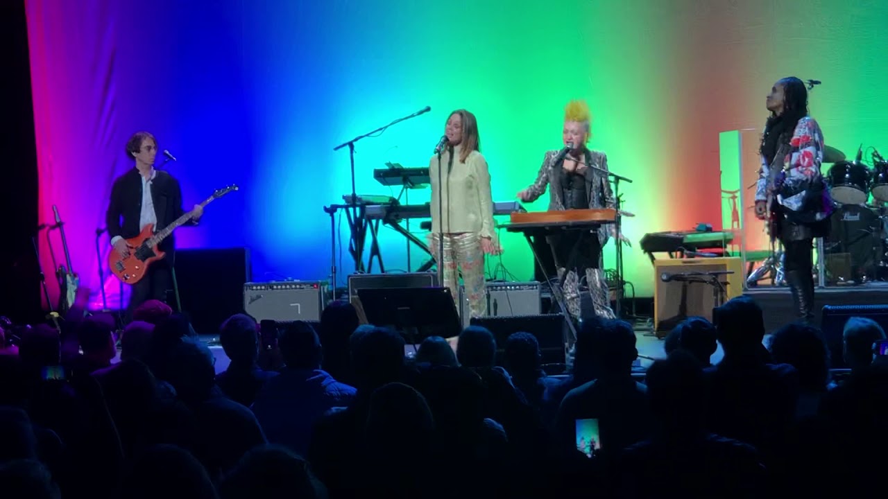 True Colors - Cyndi Lauper & Belinda Carlisle - live @ Novo - YouTube