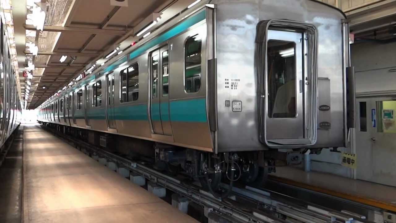 JR東京総合車両センター一般公開2012 車両棟にいたE231系とE233系の連結面 - YouTube