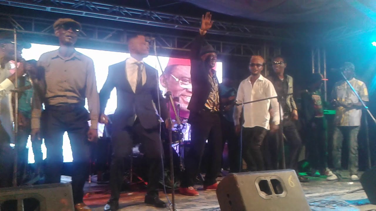Evoloko lay lay chante lutumba en direct de yolo - YouTube